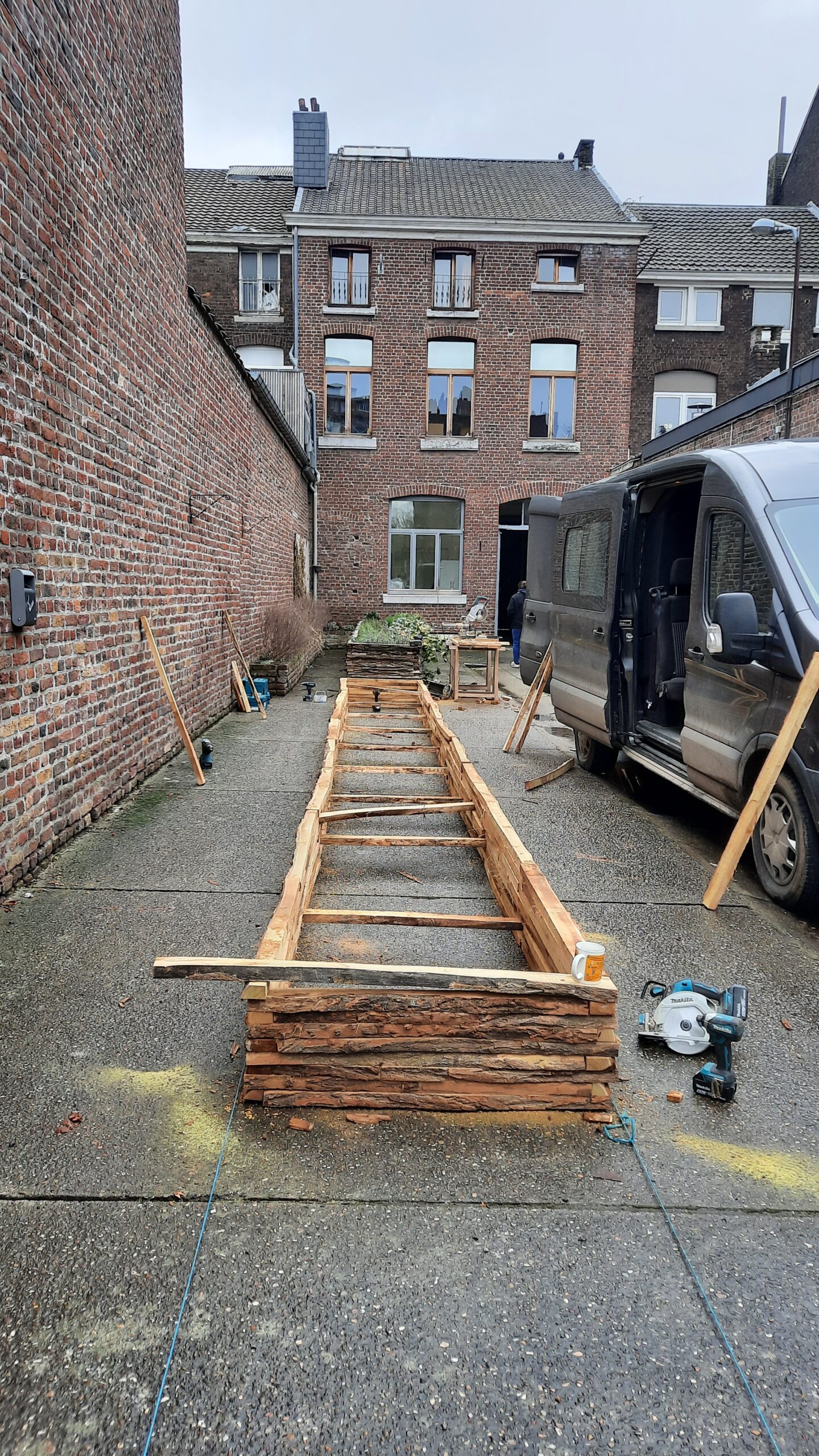 Un deuxième bac potager pour verdir l’asbl JEFAR! – Jefar