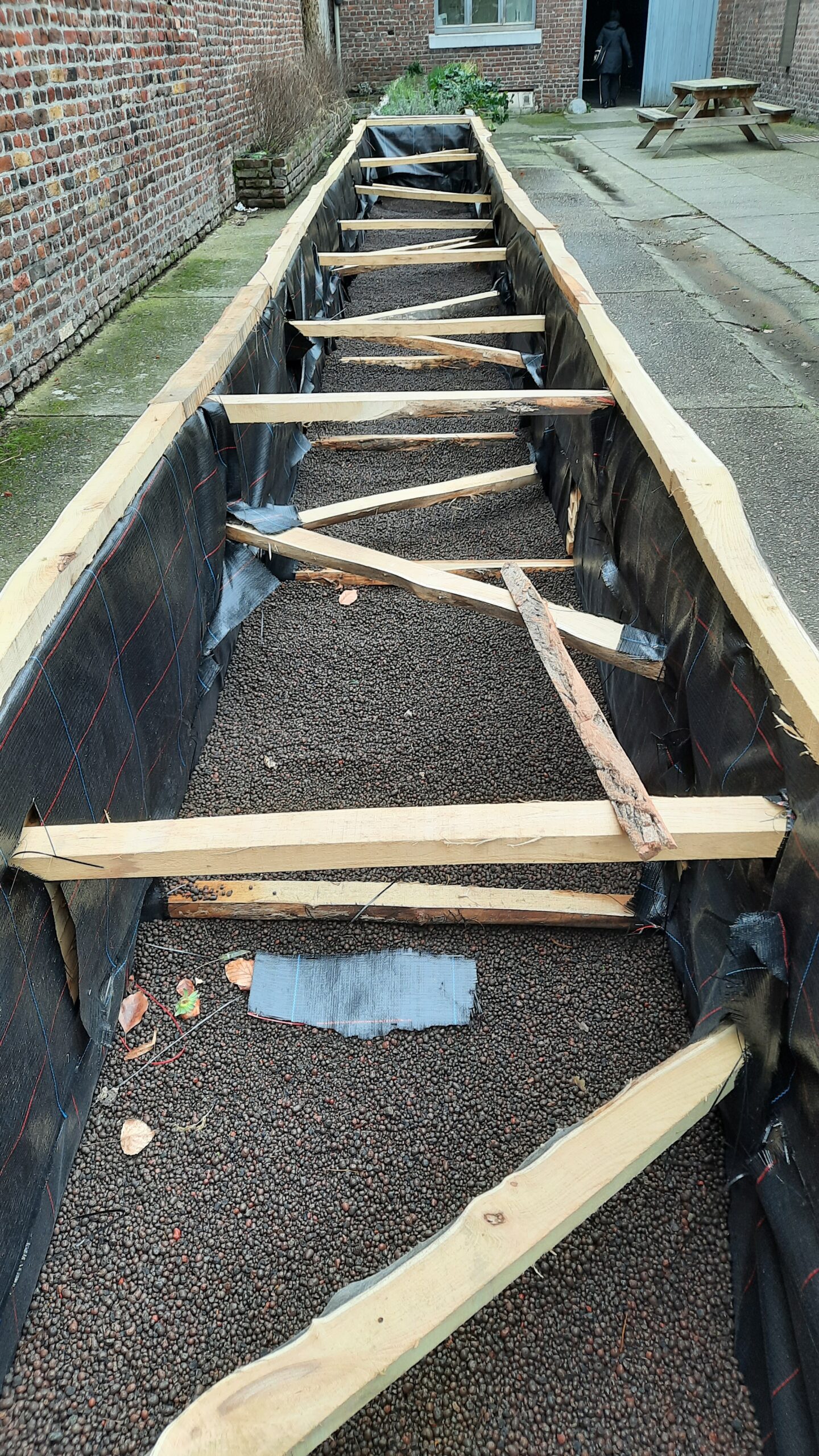 Un deuxième bac potager pour verdir l’asbl JEFAR! – Jefar